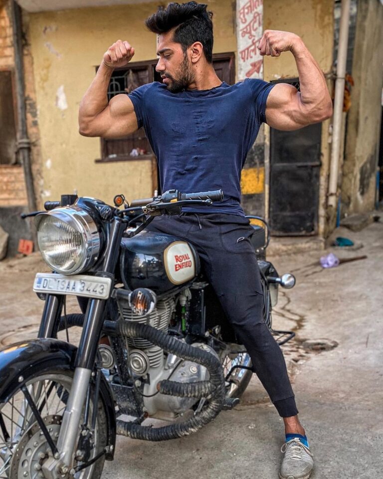 Rohit Khatri Biography, Age, Fitness, Education, GF, Income