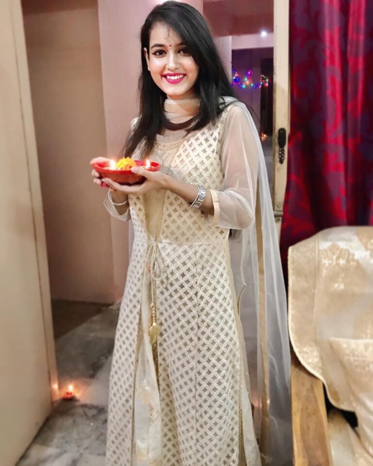 Krati Saini Singer Age, Height, TikTok, Education, Boyfriend